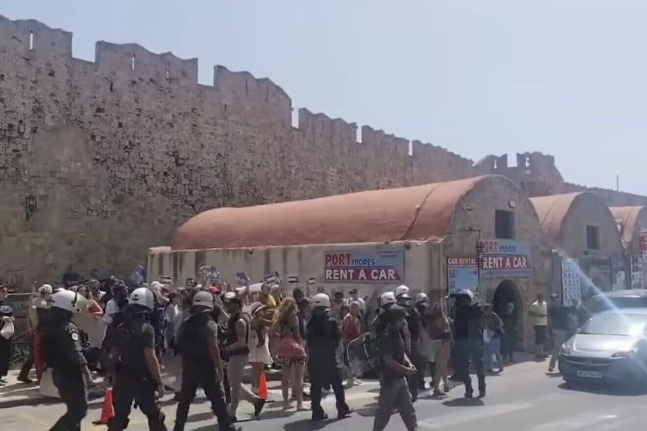 WATCH: Protesters met by riot police as Israeli cruise ship arrives in ...