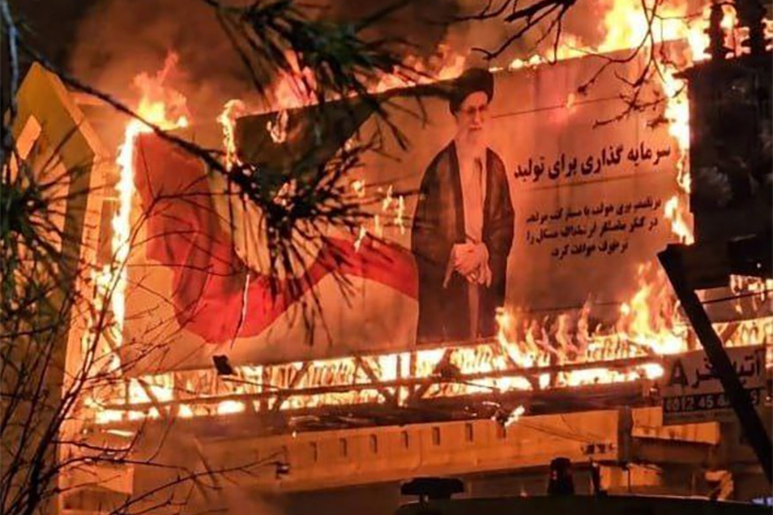 Iran on the brink of collapse as regime shows signs of evacuation